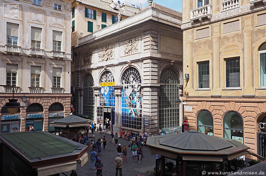 Genua: Piazza Banchi mit sehenswerten Gebäuden in der Altstadt